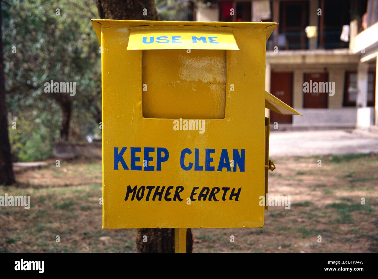 India dustbin hi-res stock photography and images - Alamy