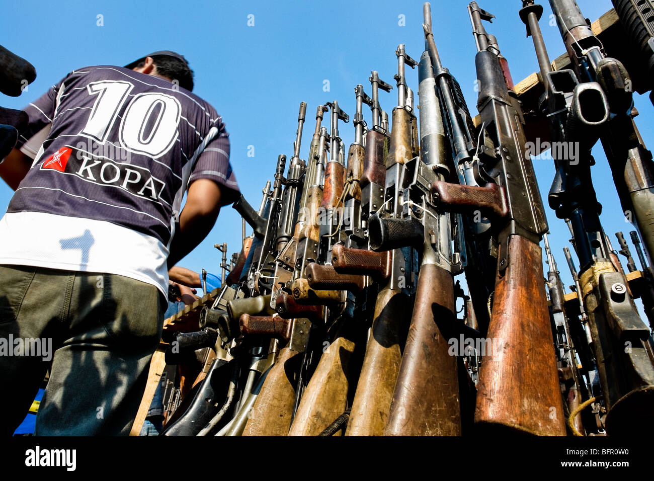 A Colombian paramilitary soldier preparing the automatic guns for the ...