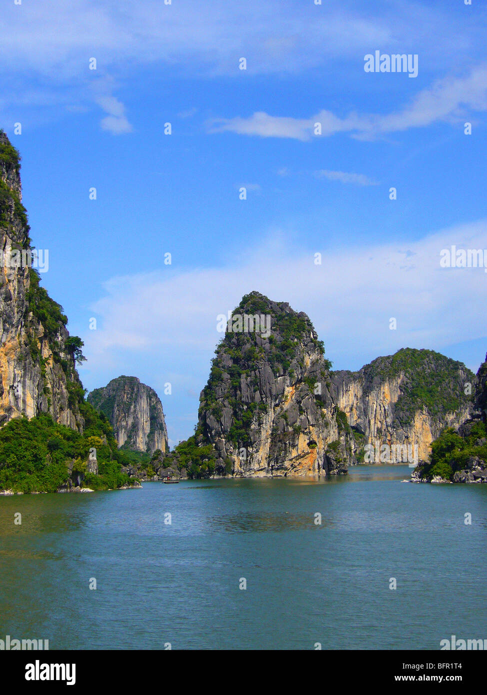 Ha long bay hi-res stock photography and images - Alamy
