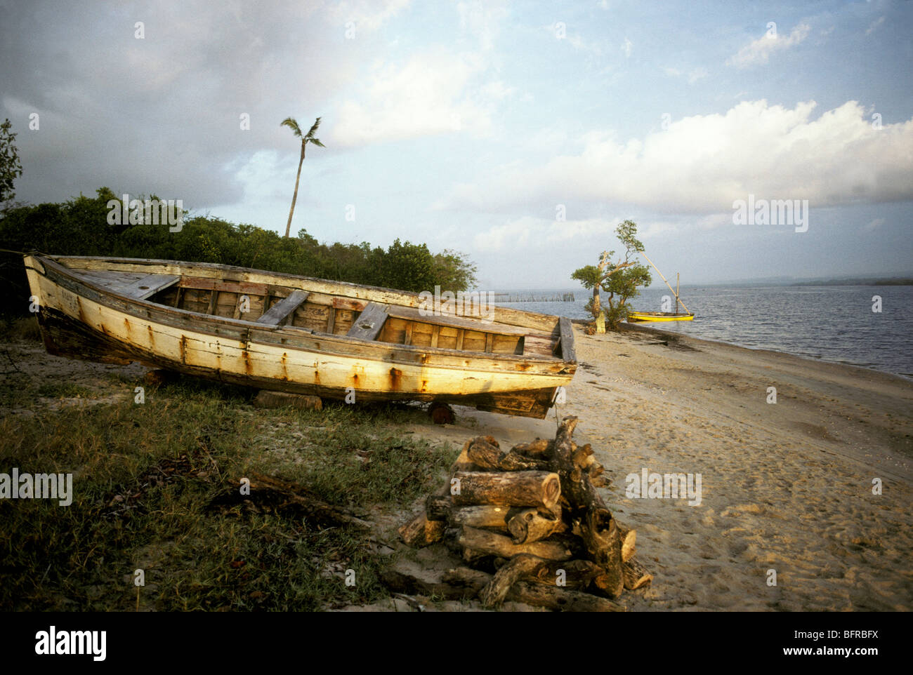 Dhow repair hi-res stock photography and images - Alamy