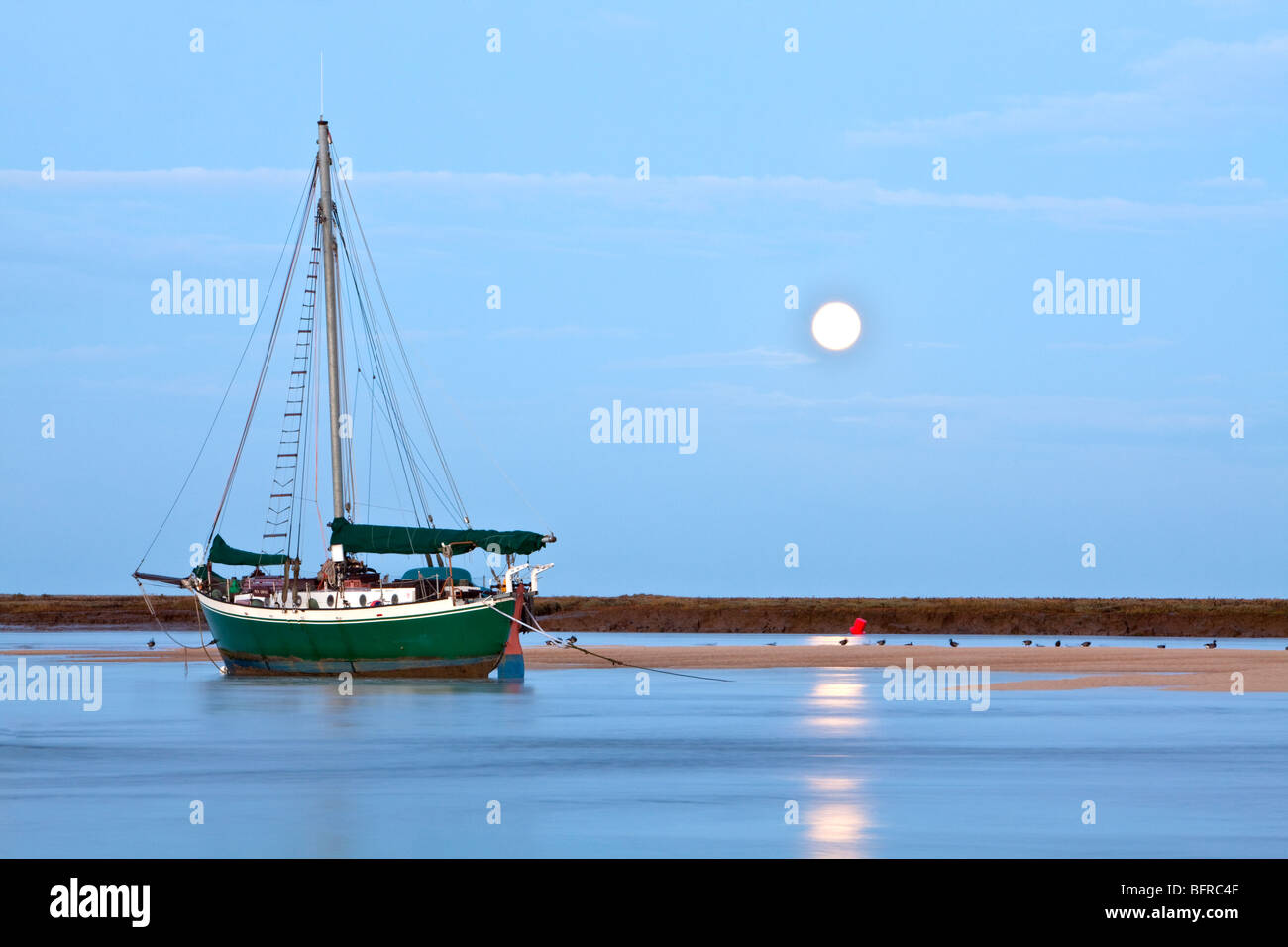 Moonlight reflecting on water hi-res stock photography and images - Alamy