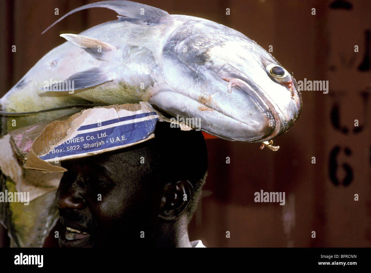 Mozambique carrying on the head hi-res stock photography and images - Alamy