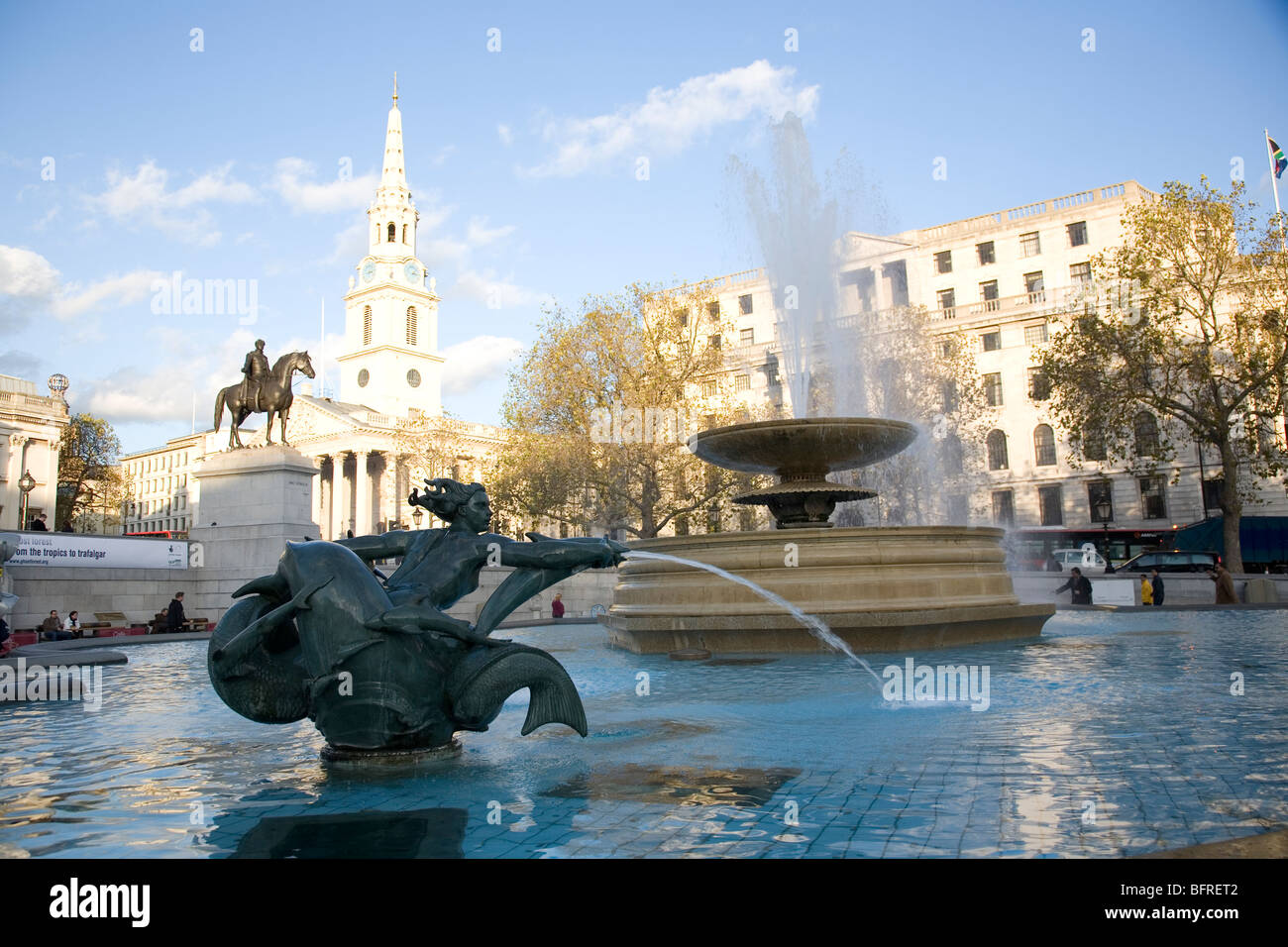 London Trafalgar Square fountains Stock Photo - Alamy
