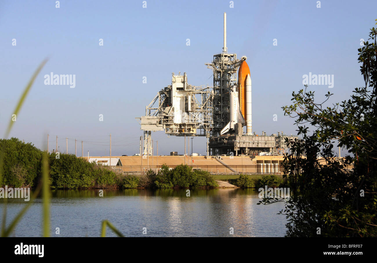 Space Shuttle Discovery sits ready on the launch pad at Kennedy Space Center Stock Photo - Alamy