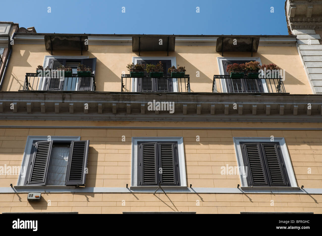 Italian balcony hi-res stock photography and images - Alamy