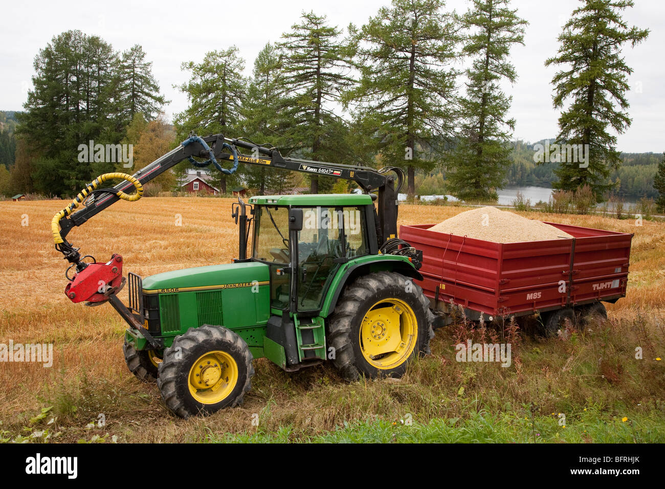 John deere tractor loaded hi-res stock photography and images - Alamy