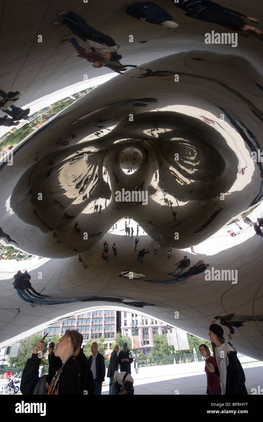 Bean millennium parks cloud gate hi-res stock photography and images ...
