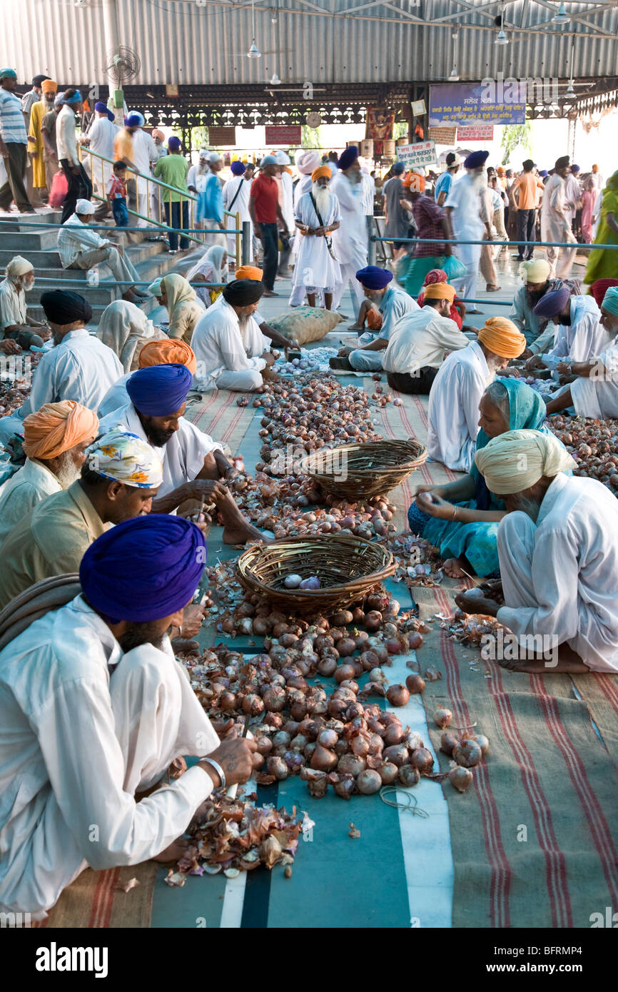 Sikh men peeling onions. The Golden Temple kitchen. Amritsar. Punjab ...