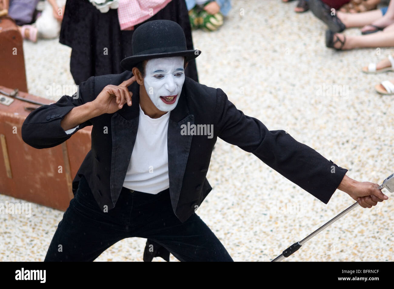 Mime busker hi-res stock photography and images - Alamy