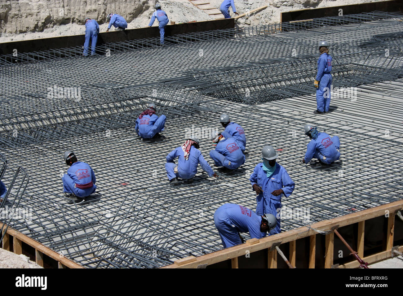 Construction workers middle east qatar doha Stock Photo - Alamy