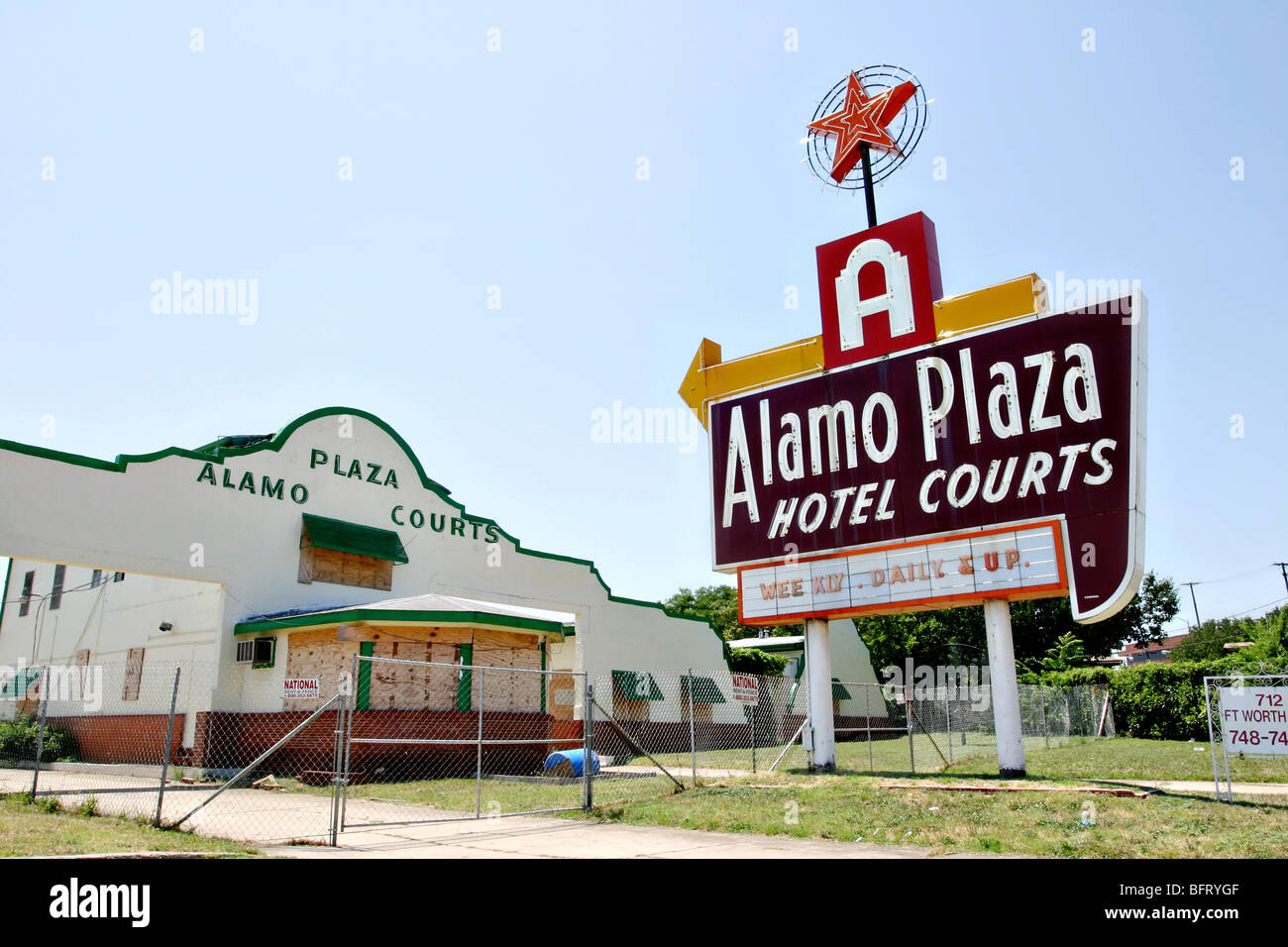 Alamo Plaza Hotel Courts built in the 1940s. The sign is from around ... Alamo Plaza Hotel Courts built in the 1940s. The sign is from around ...