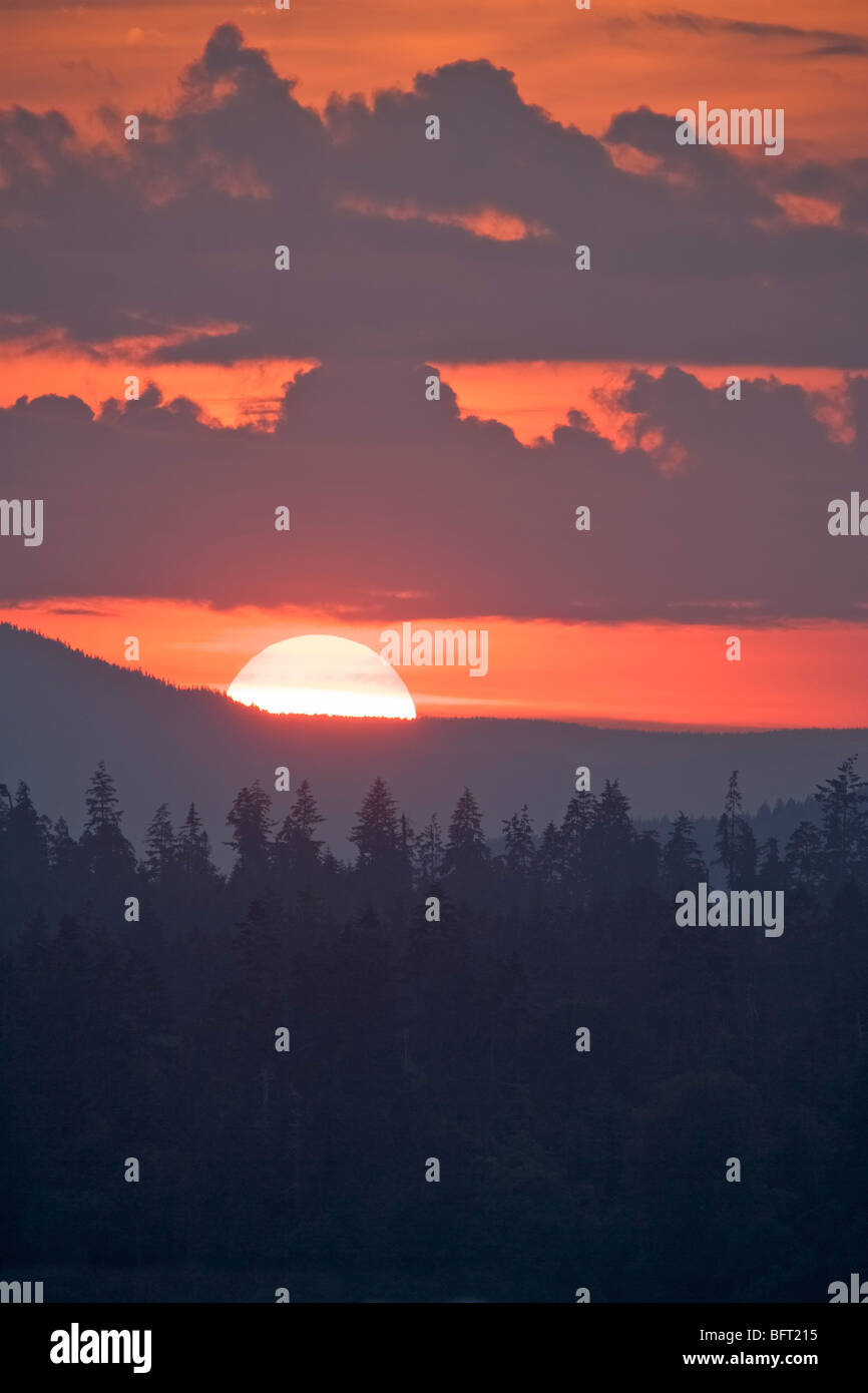 Sun beginning to set hi-res stock photography and images - Alamy