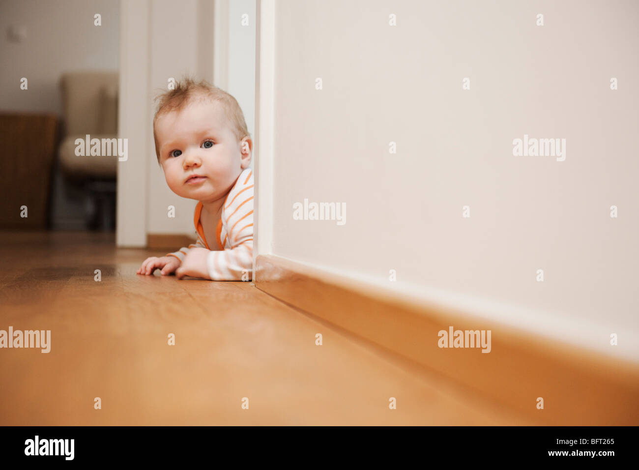 Kid peeking around the corner hi-res stock photography and images - Alamy