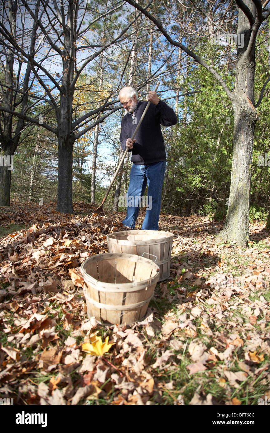 60 to 70 year old man hi-res stock photography and images - Alamy