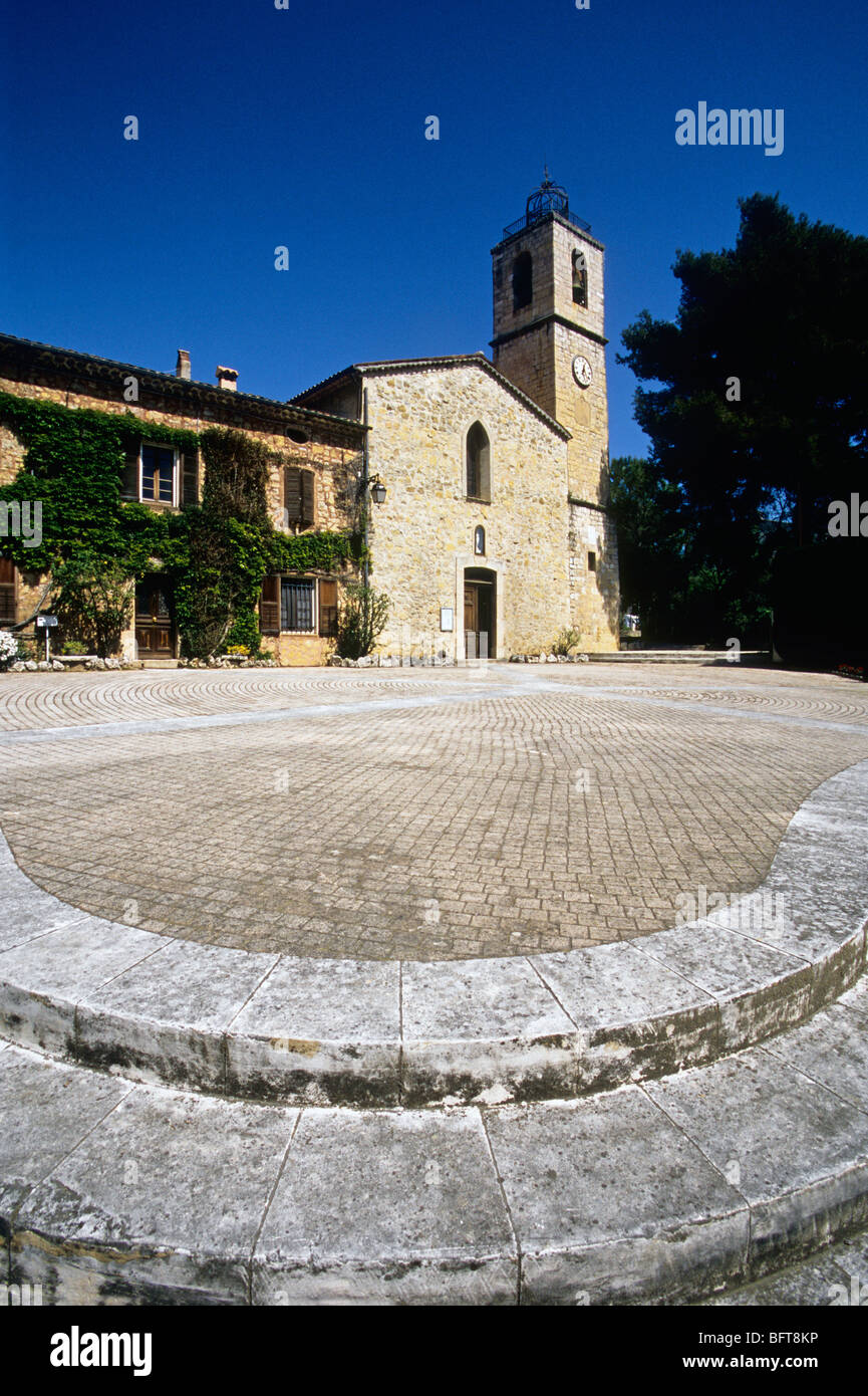 The main square of the village of Le Rouret Stock Photo - Alamy