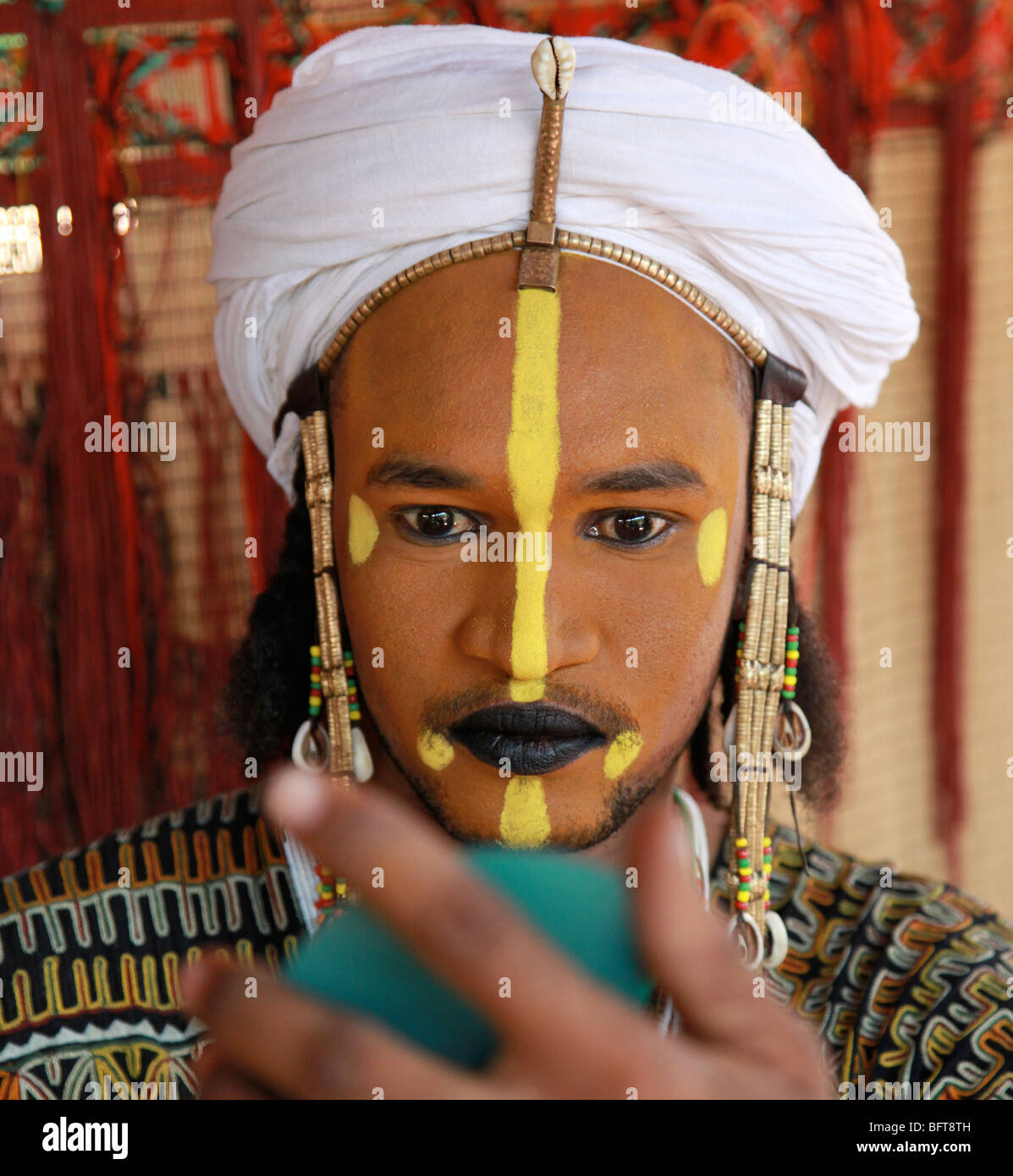 Woodabe man preparing himself for Gerewol Stock Photo - Alamy