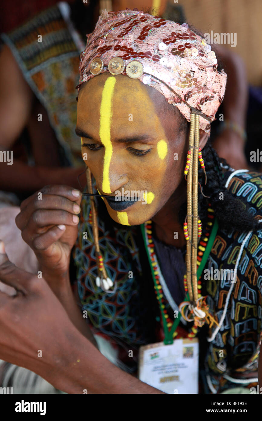 Woodabe preparing himself for gerewol / yaake ceremony Stock Photo - Alamy