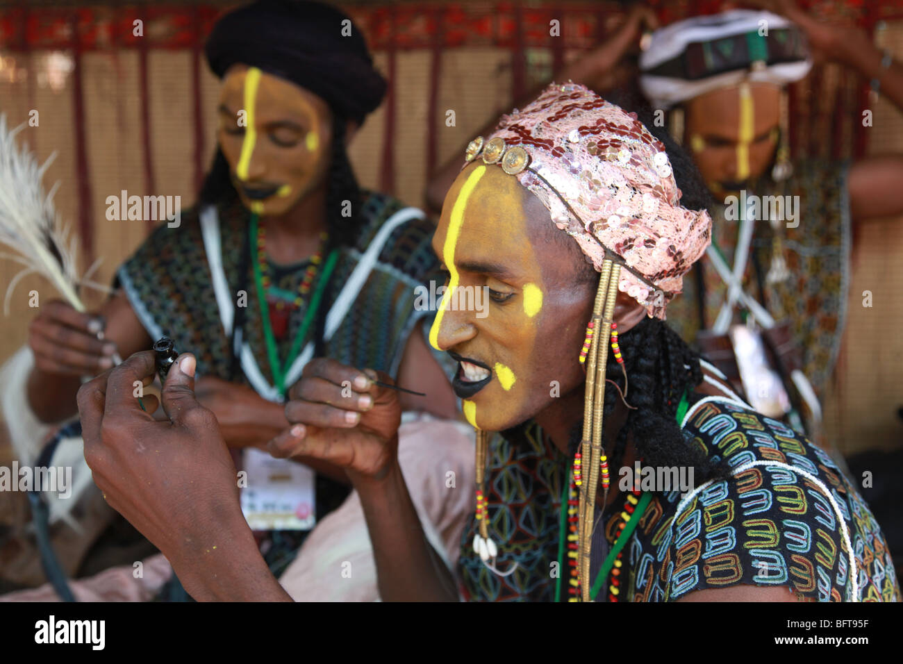 Woodabe preparing himself for gerewol / yaake ceremony Stock Photo - Alamy