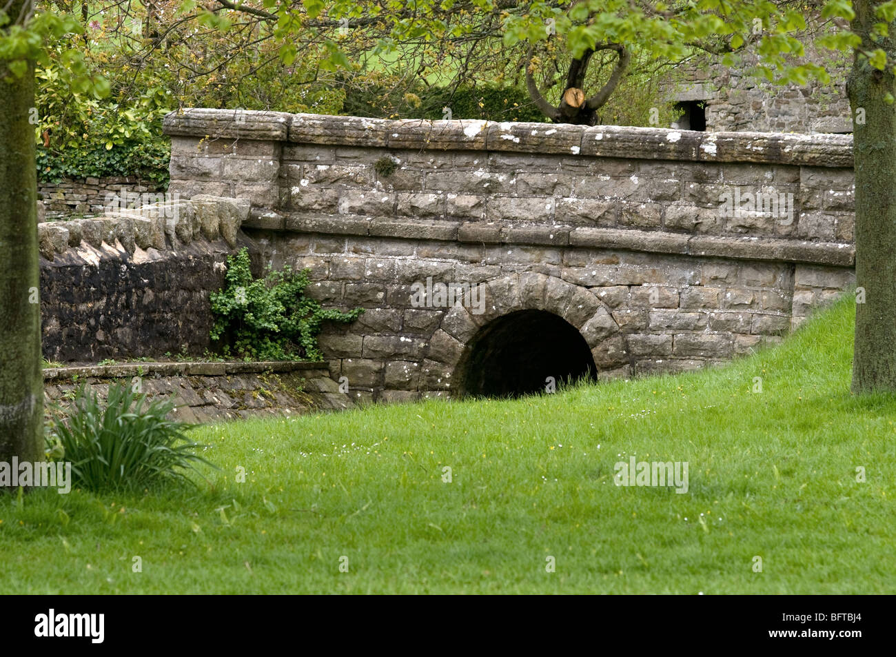 Small bridge over stream hi-res stock photography and images - Alamy