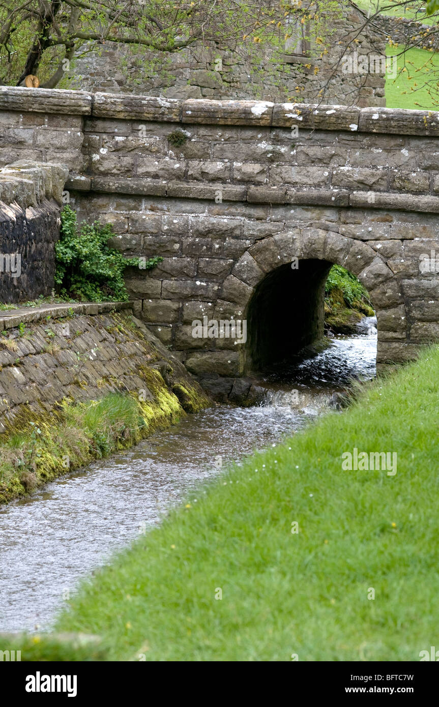 Bridge over yorkshire stream hi-res stock photography and images - Alamy