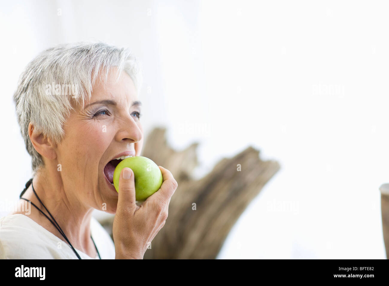 woman eating an apple Stock Photo - Alamy