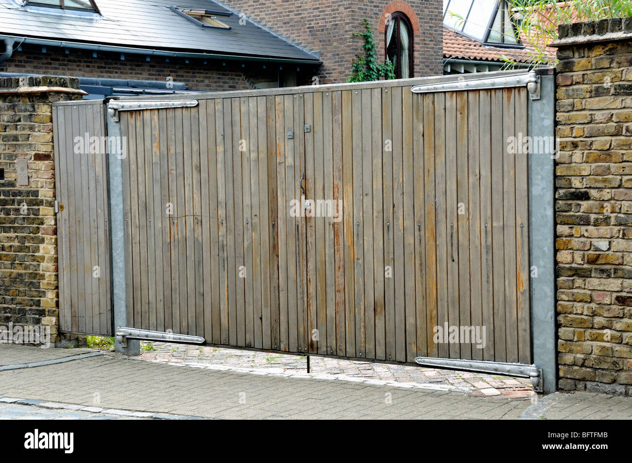 Wooden gates hi-res stock photography and images - Alamy