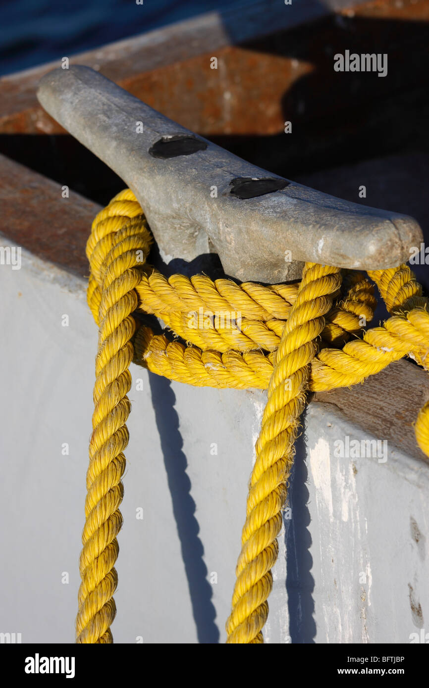 Intertwined rope hi-res stock photography and images - Alamy