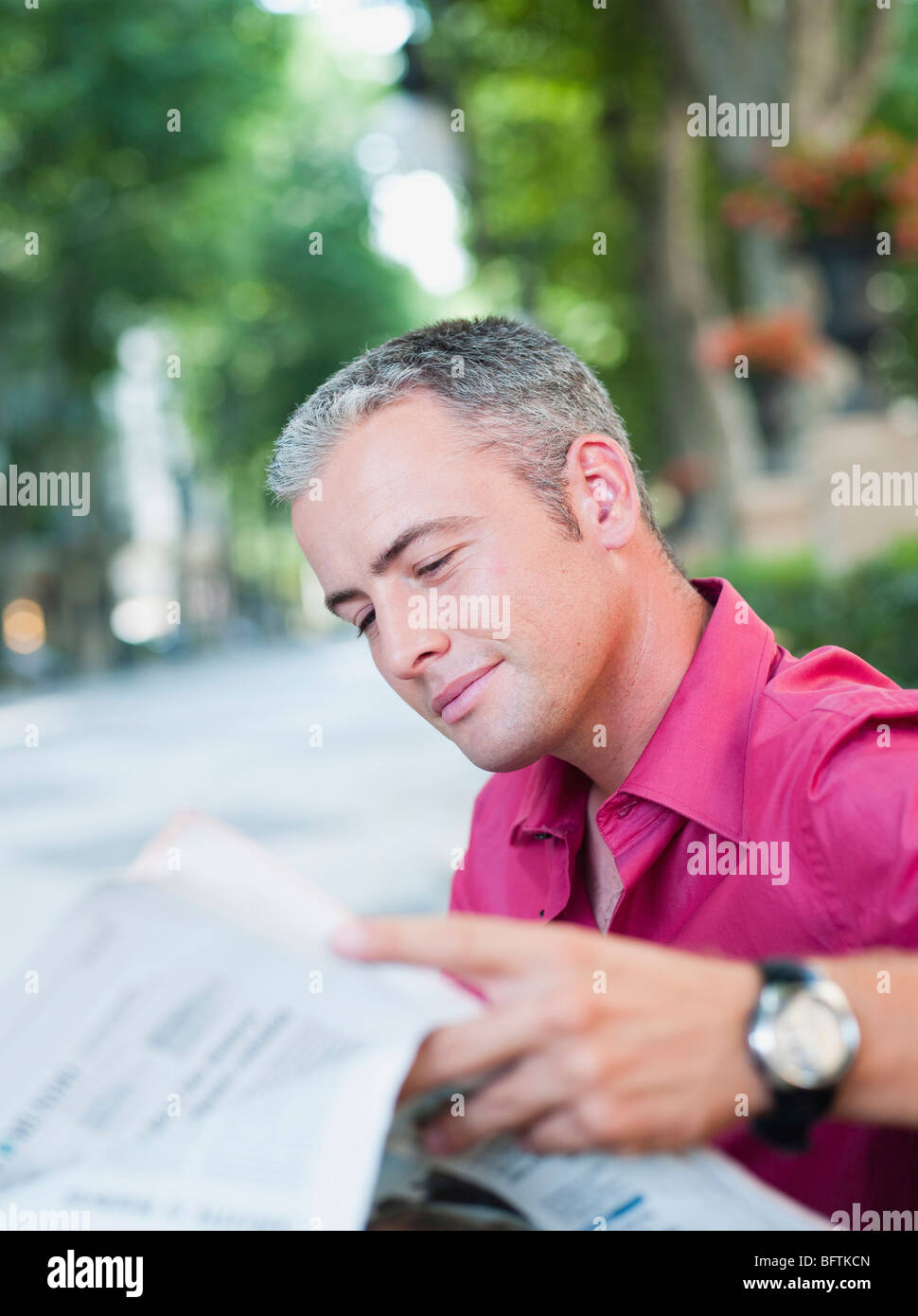 man reading newspaper Stock Photo - Alamy