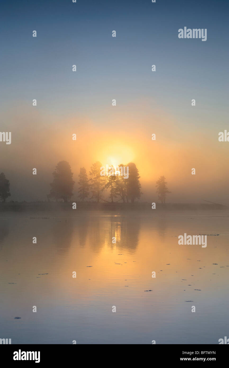Sunrise over the Yellowstone River in the Hayden Valley, Yellowstone ...