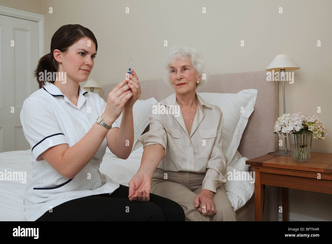Nurse preparing injection for woman Stock Photo - Alamy