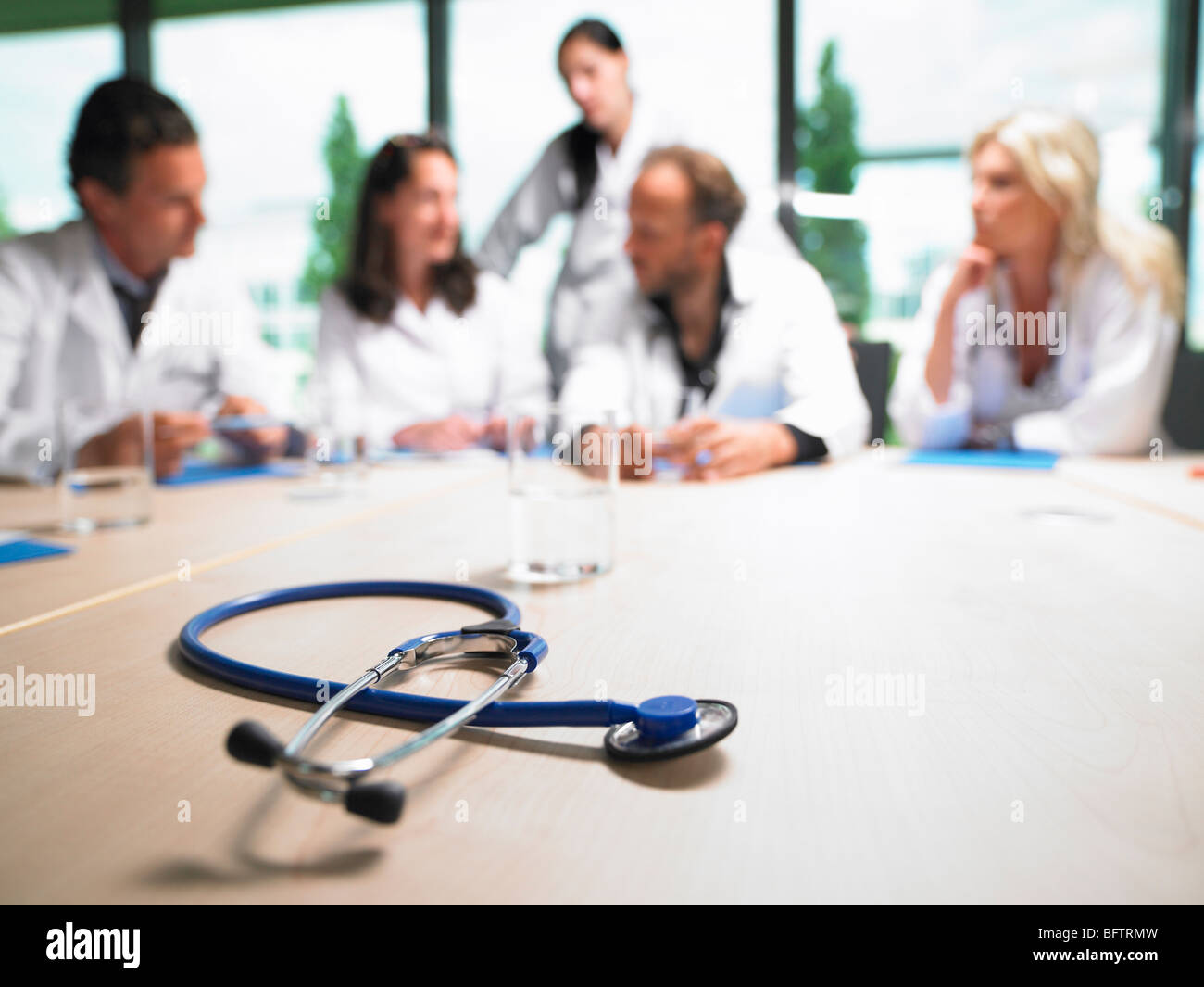 Doctors around table hi-res stock photography and images - Alamy