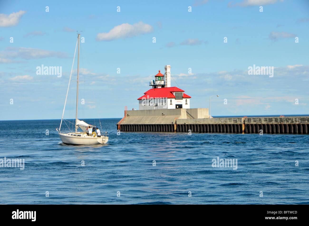 Lighthouse in harbor of Downtown Duluth Minnesota Stock Photo - Alamy