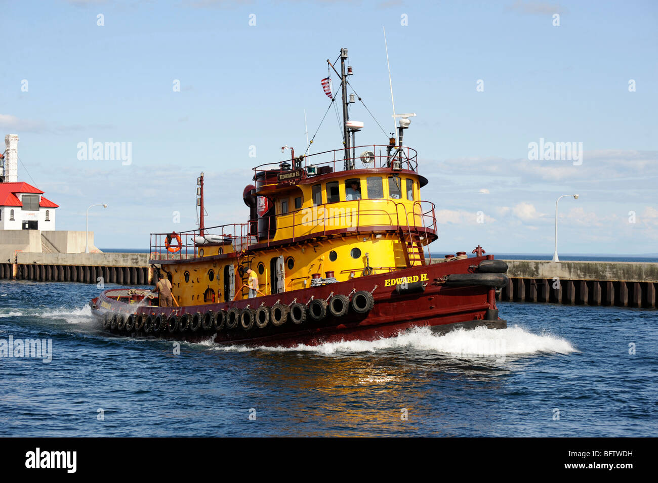 Edward H tugboat enters harbor area in Duluth Minnesota Stock Photo - Alamy