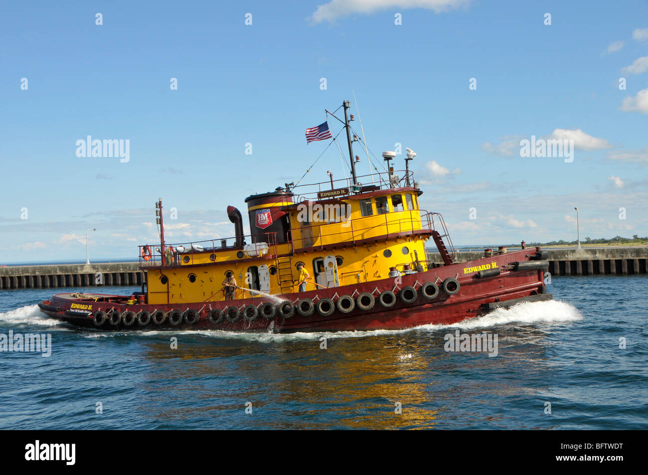 Edward H tugboat enters harbor area in Duluth Minnesota Stock Photo - Alamy