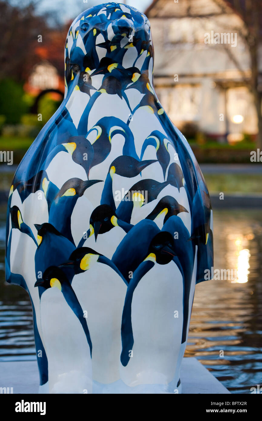 Penguin sculpture hi-res stock photography and images - Alamy