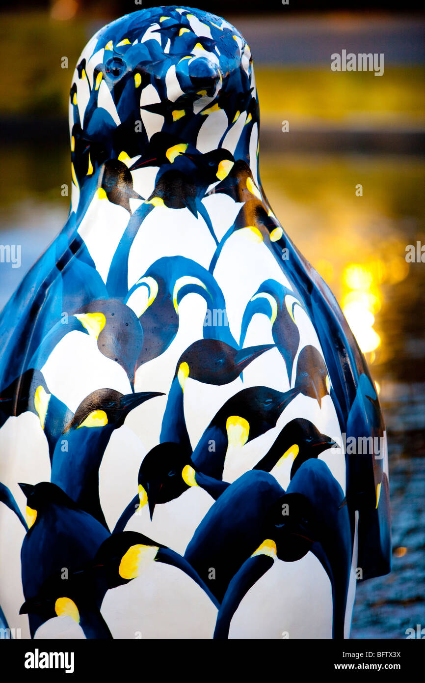 Penguin sculpture hi-res stock photography and images - Alamy