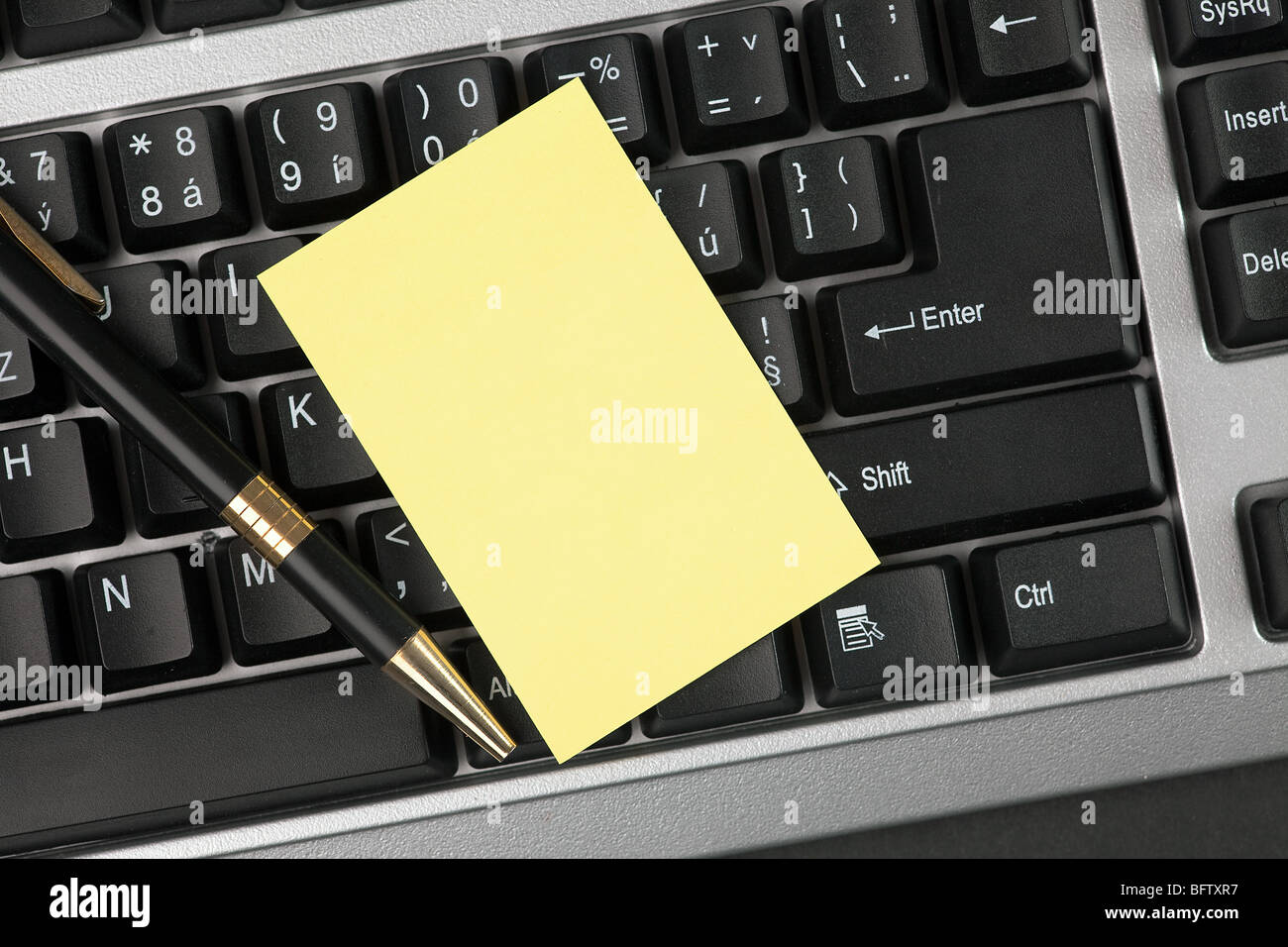 the blank note paper on black keyboard Stock Photo - Alamy