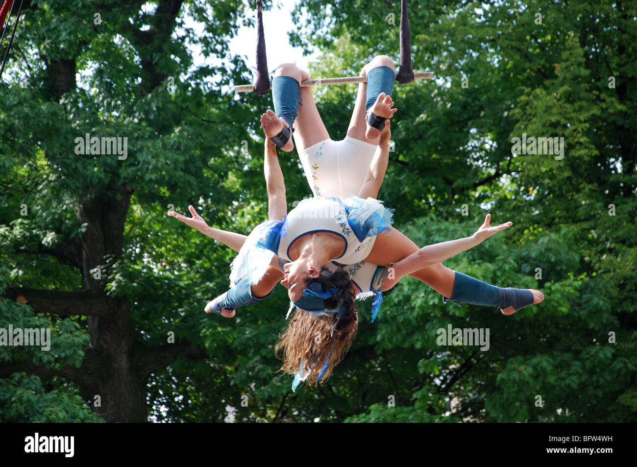 Trapeze act hi-res stock photography and images - Alamy