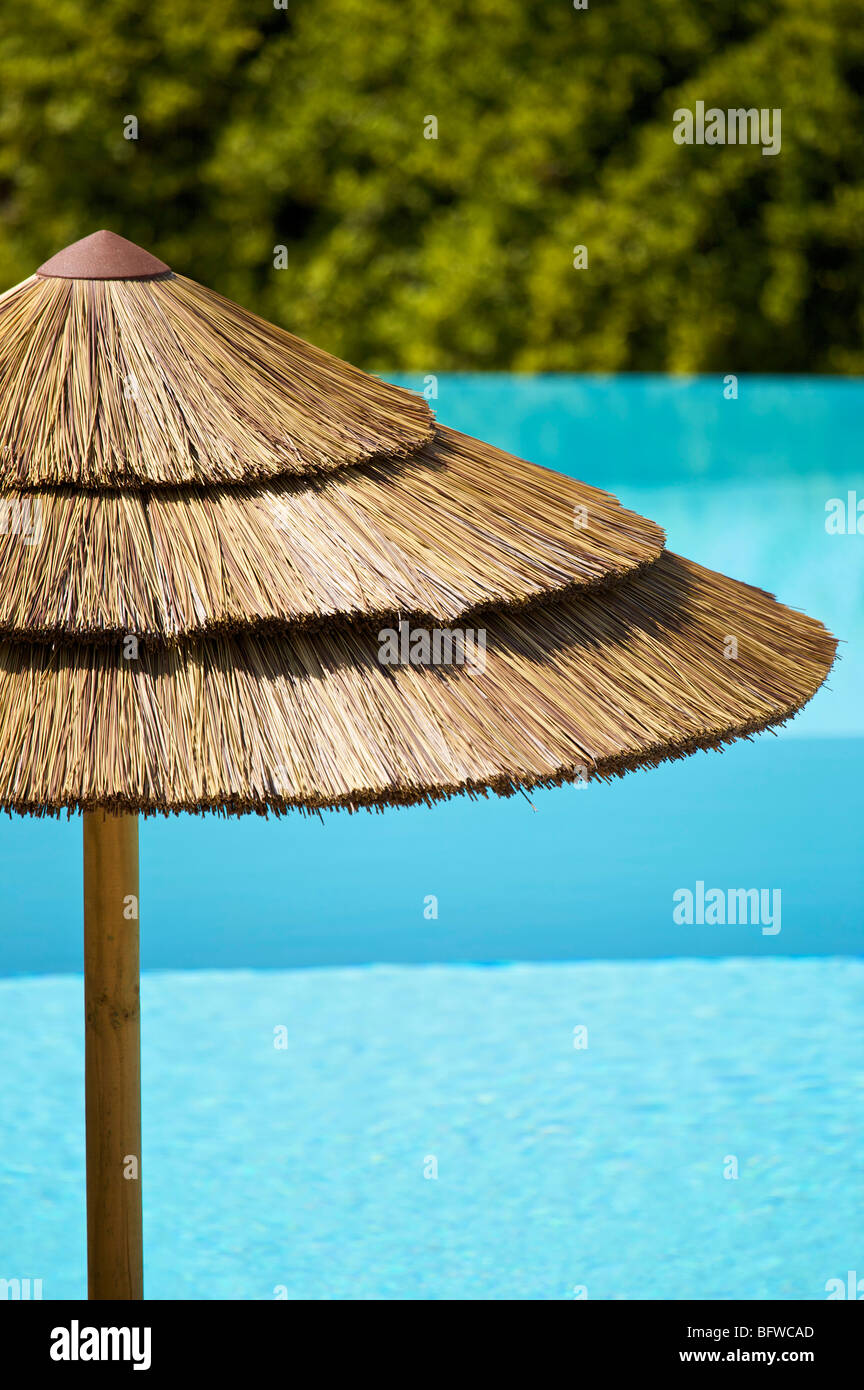 Parasol and swimming pool Stock Photo - Alamy