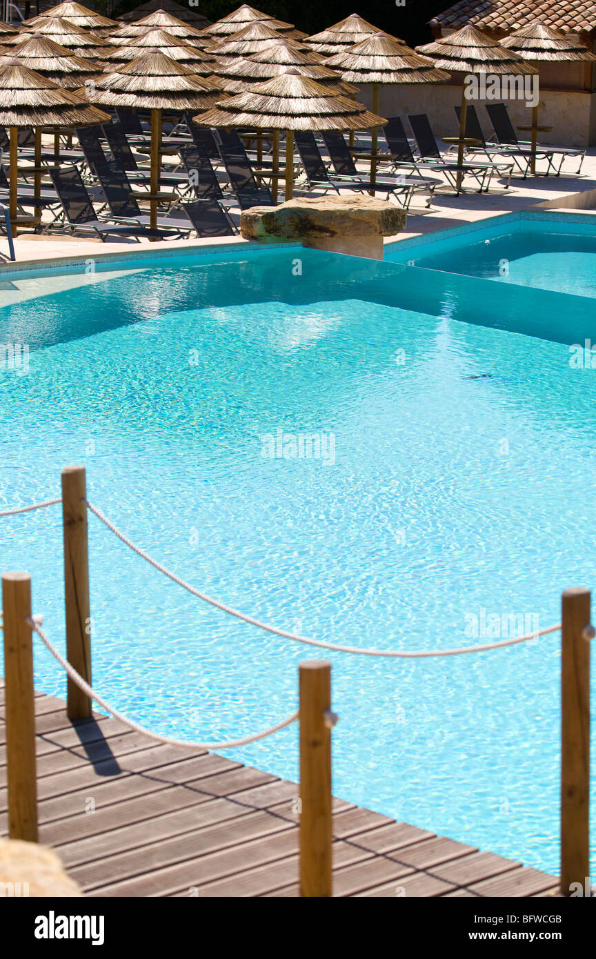 Parasol and swimming pool Stock Photo - Alamy