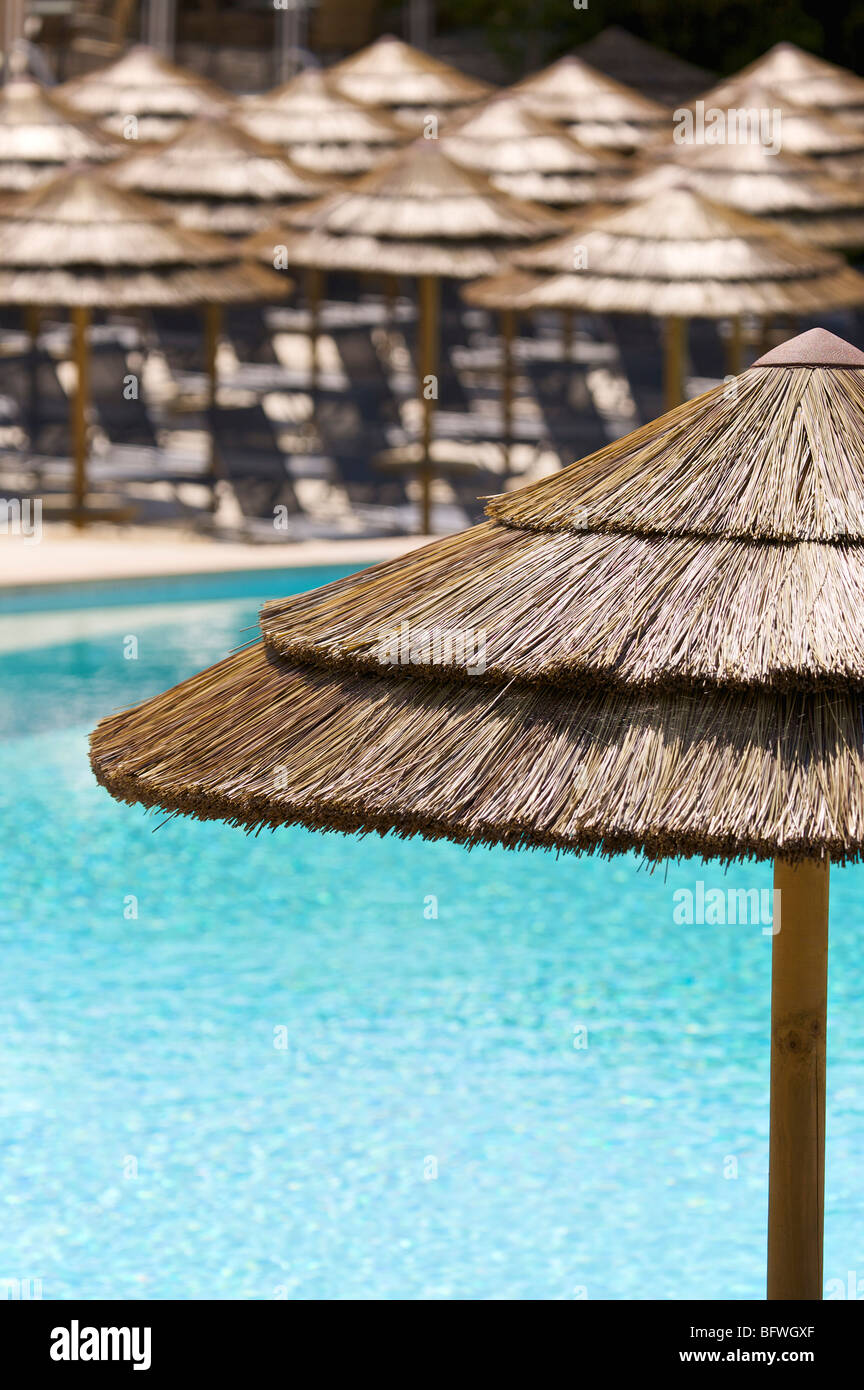 Parasol and swimming pool Stock Photo - Alamy