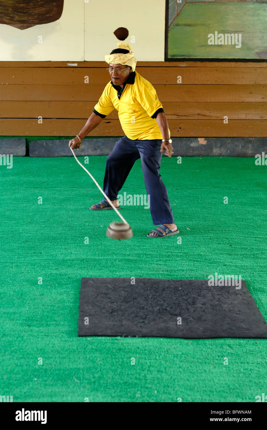 Malay spinning top malaysian man hi-res stock photography and images ...