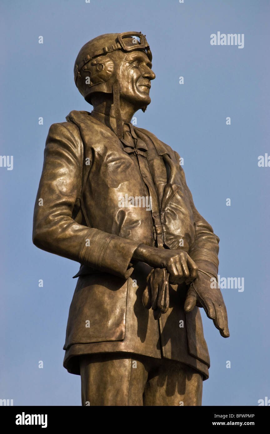 Sir Keith Park 'Defender of London' statue Stock Photo - Alamy
