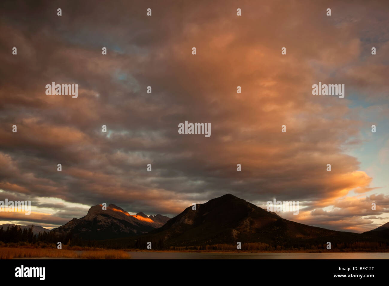 Sunset over the vermilion lakes in Banff Stock Photo - Alamy