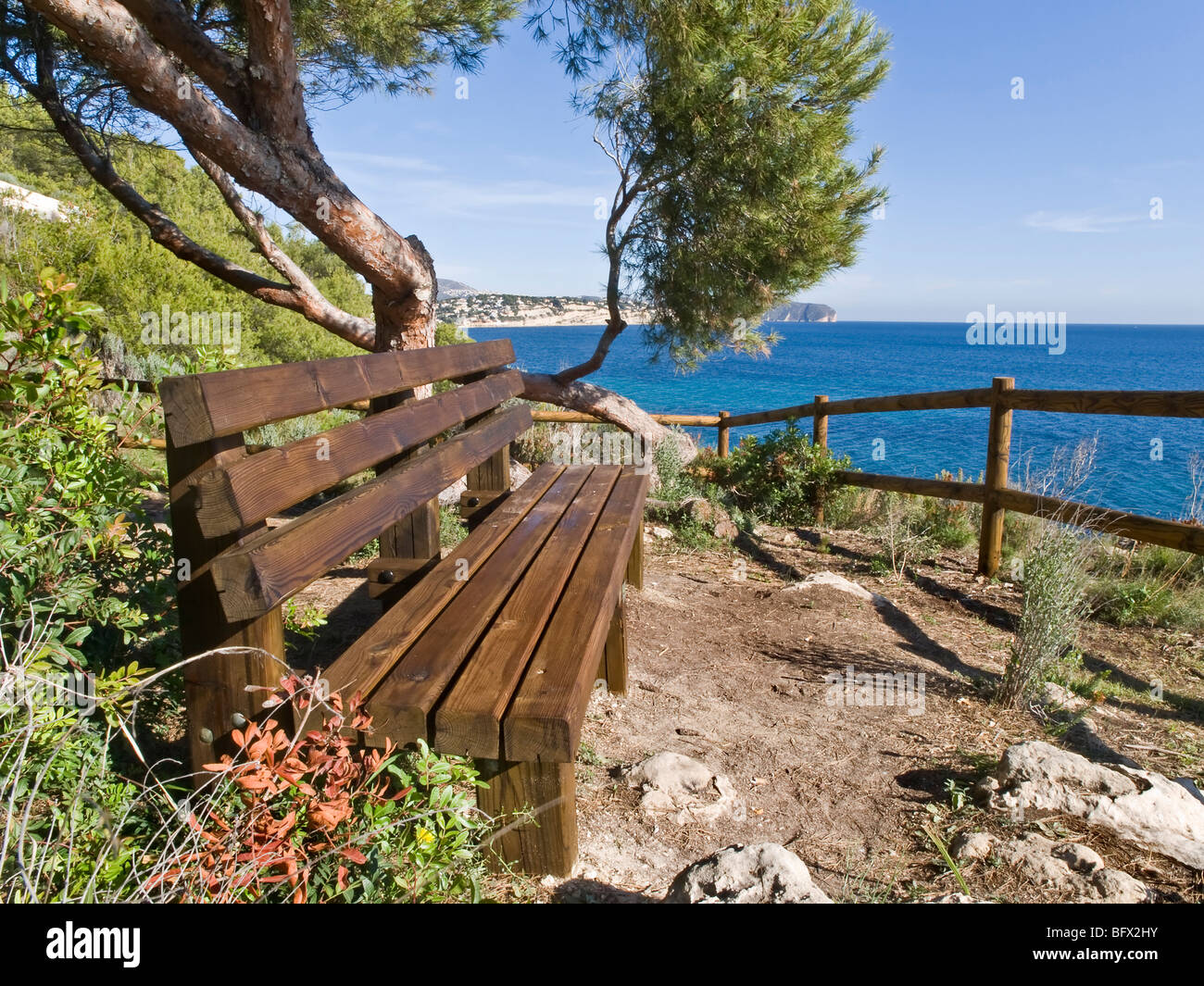 Bench cliff sea hi-res stock photography and images - Alamy
