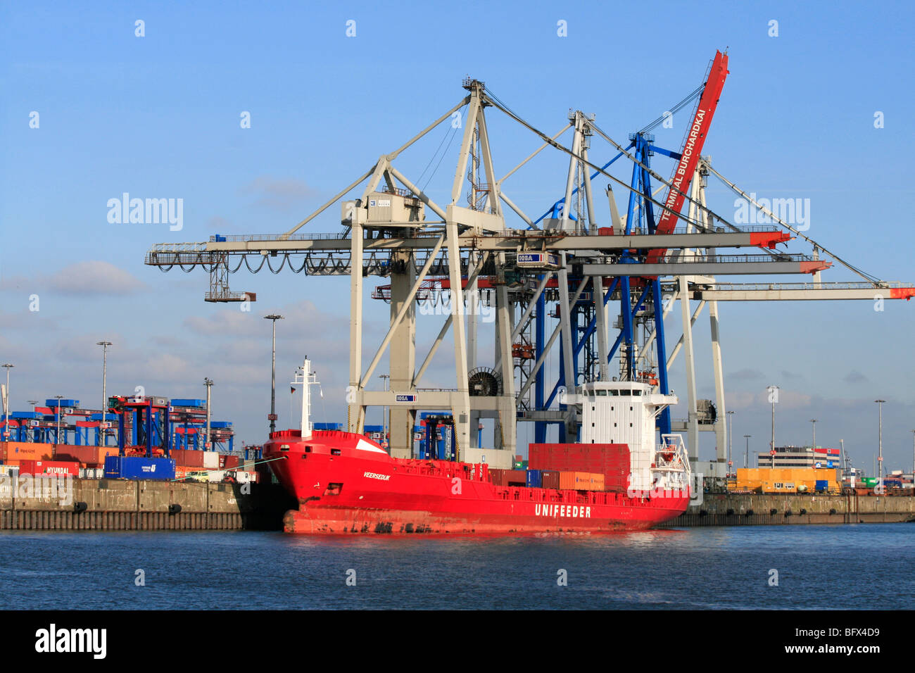 Hamburg container ship unifeeder hi-res stock photography and images ...