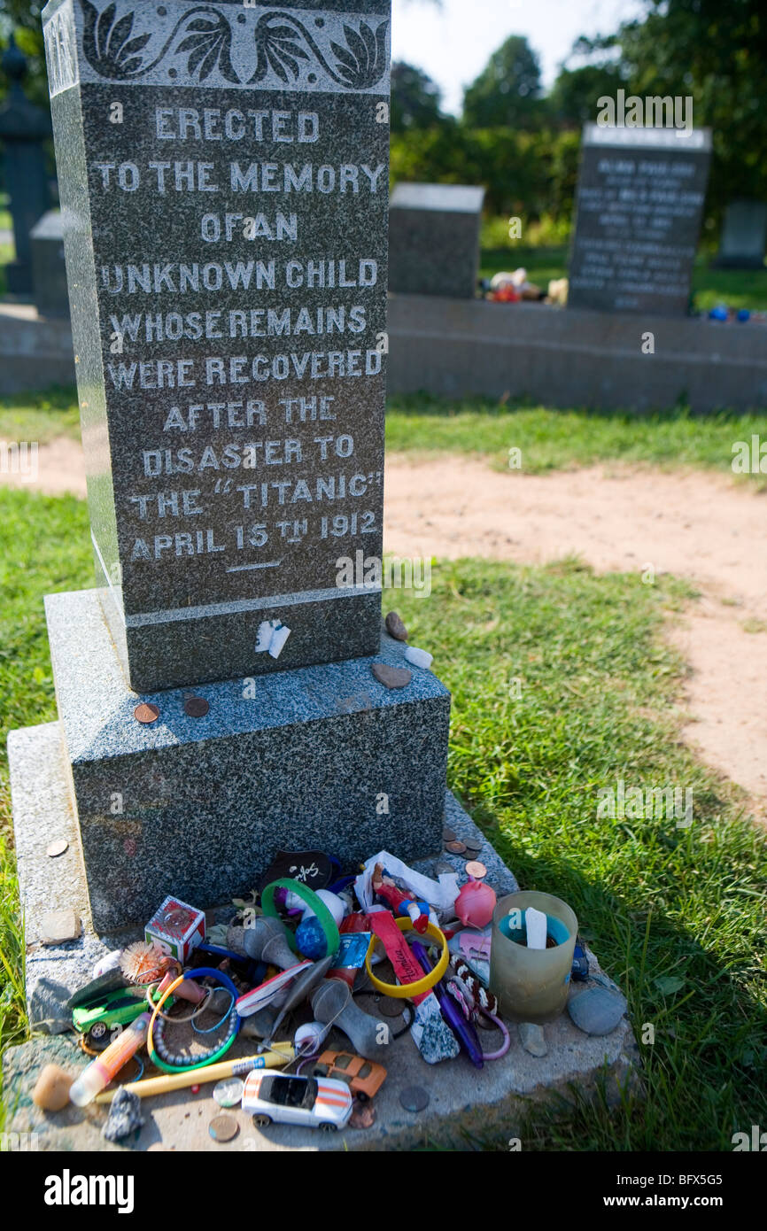 Grave to an unknown child from the Titanic in Halifax's Fairview ...