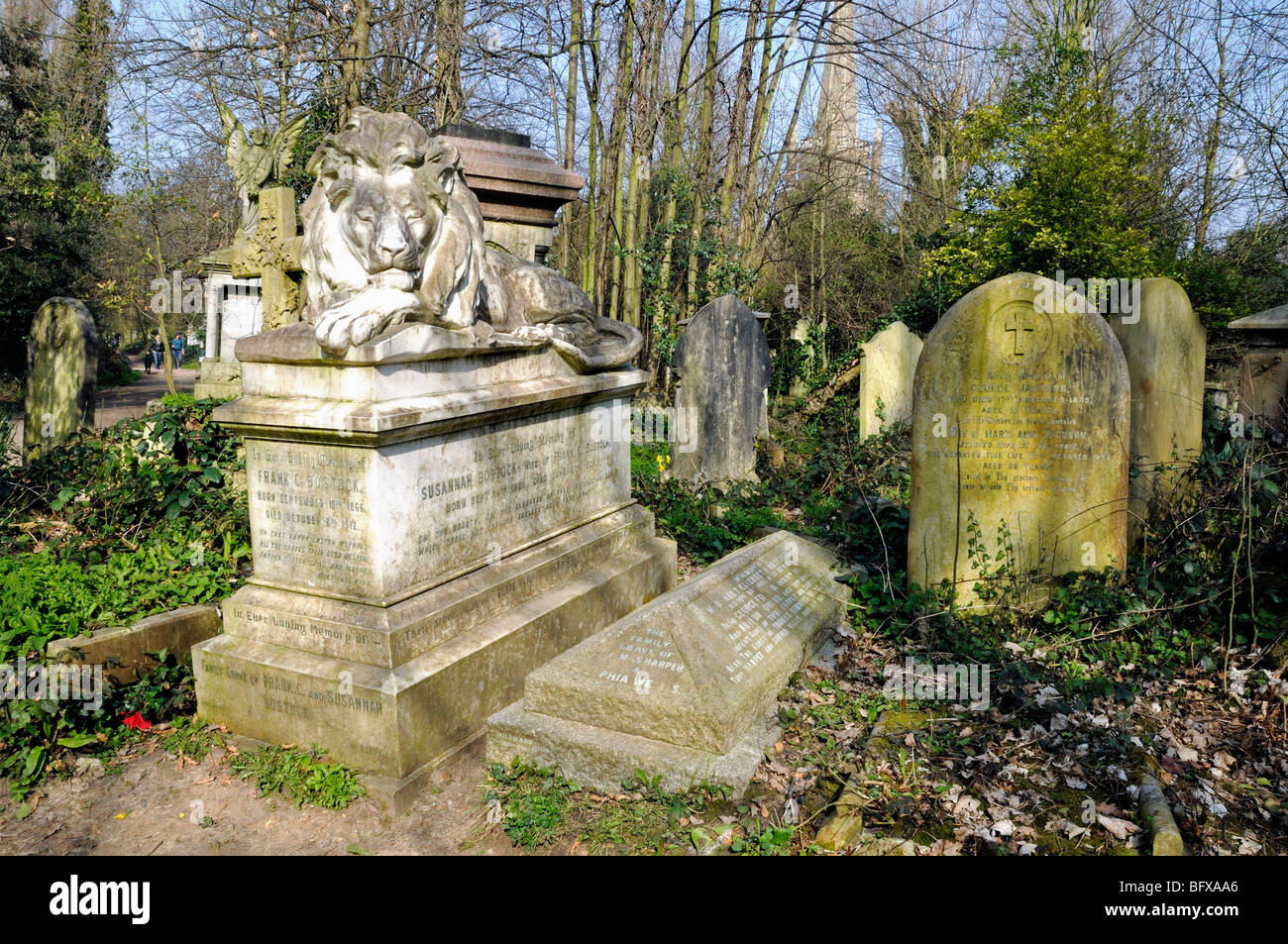 Lion statue Abney Park Cemetery Stoke Newington London England UK Stock ...