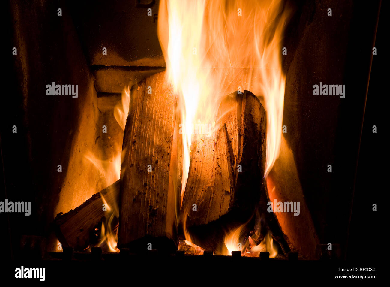 A roaring log fire Stock Photo - Alamy