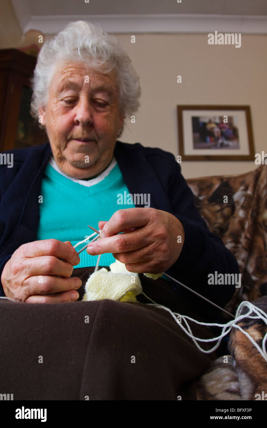 Knitting old lady hi-res stock photography and images - Alamy